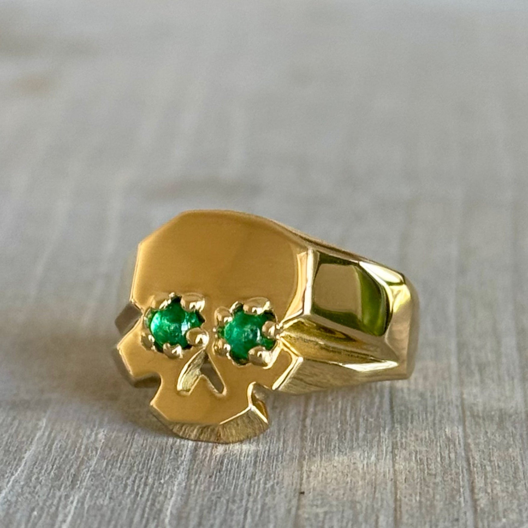 FACETTE EMERALD EYES SKULL RING